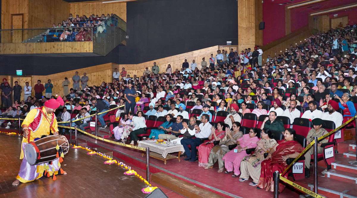 05.09.2023-Sh. Banwarilal Purohit, Administrator, UT Chandigarh presenting State Awards and ...