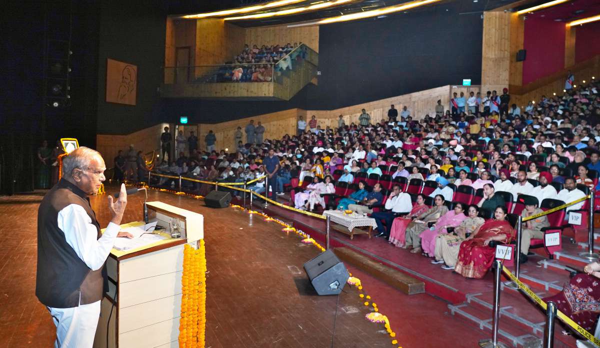 05.09.2023-Sh. Banwarilal Purohit, Administrator, UT Chandigarh presenting State Awards and ...